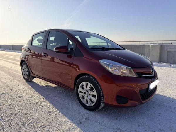 Sarkans Toyota Yaris 2012 Viļņa, ar dzinēja tilpumu 1.30 L un nobraukumu 144 tūkst. km par 4950 €, foto 4 vietnē AUTOMOTO.COM.LV