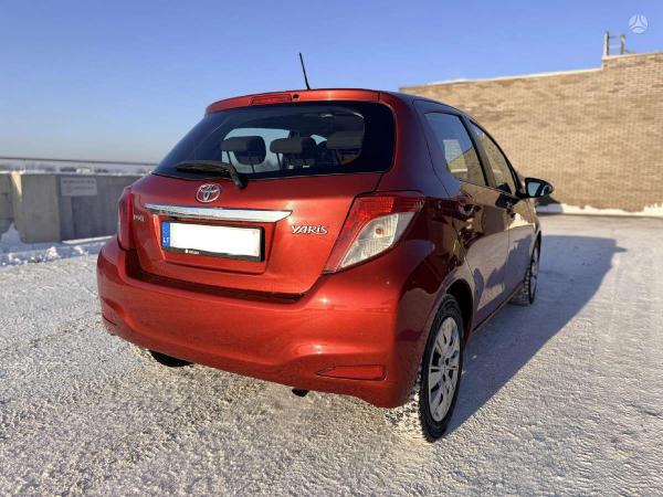 Sarkans Toyota Yaris 2012 Viļņa, ar dzinēja tilpumu 1.30 L un nobraukumu 144 tūkst. km par 4950 €, foto 6 vietnē AUTOMOTO.COM.LV