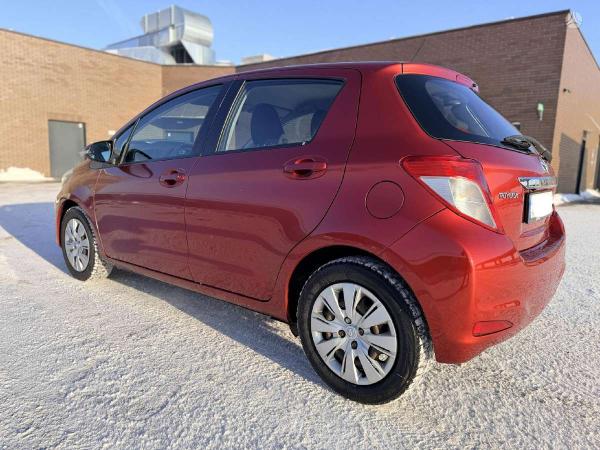 Sarkans Toyota Yaris 2012 Viļņa, ar dzinēja tilpumu 1.30 L un nobraukumu 144 tūkst. km par 4950 €, foto 7 vietnē AUTOMOTO.COM.LV