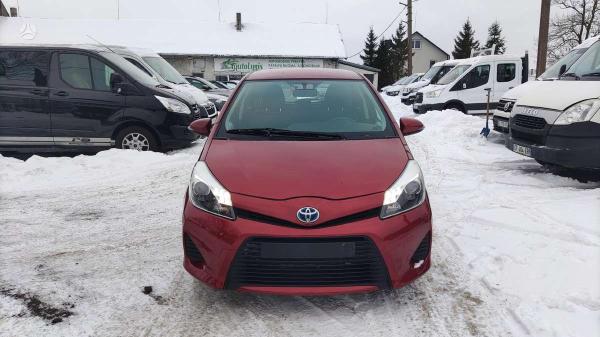 Sarkans Toyota Yaris 2012 Klaipėda, ar dzinēja tilpumu 1.50 L un nobraukumu 128 tūkst. km par 6550 €, foto 3 vietnē AUTOMOTO.COM.LV