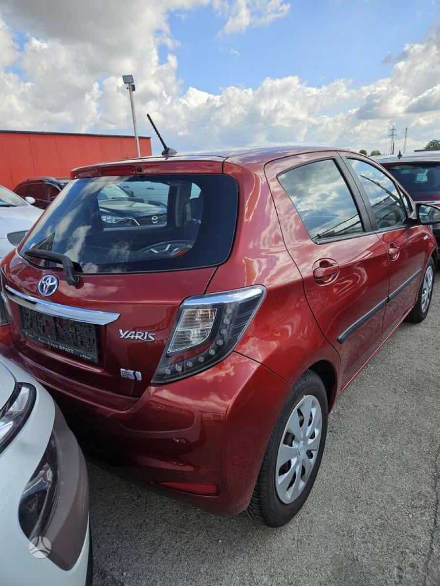 Sarkans Toyota Yaris 2012 Anykščiai, ar dzinēja tilpumu 1.50 L un nobraukumu 135 tūkst. km par 5300 €, foto 4 vietnē AUTOMOTO.COM.LV