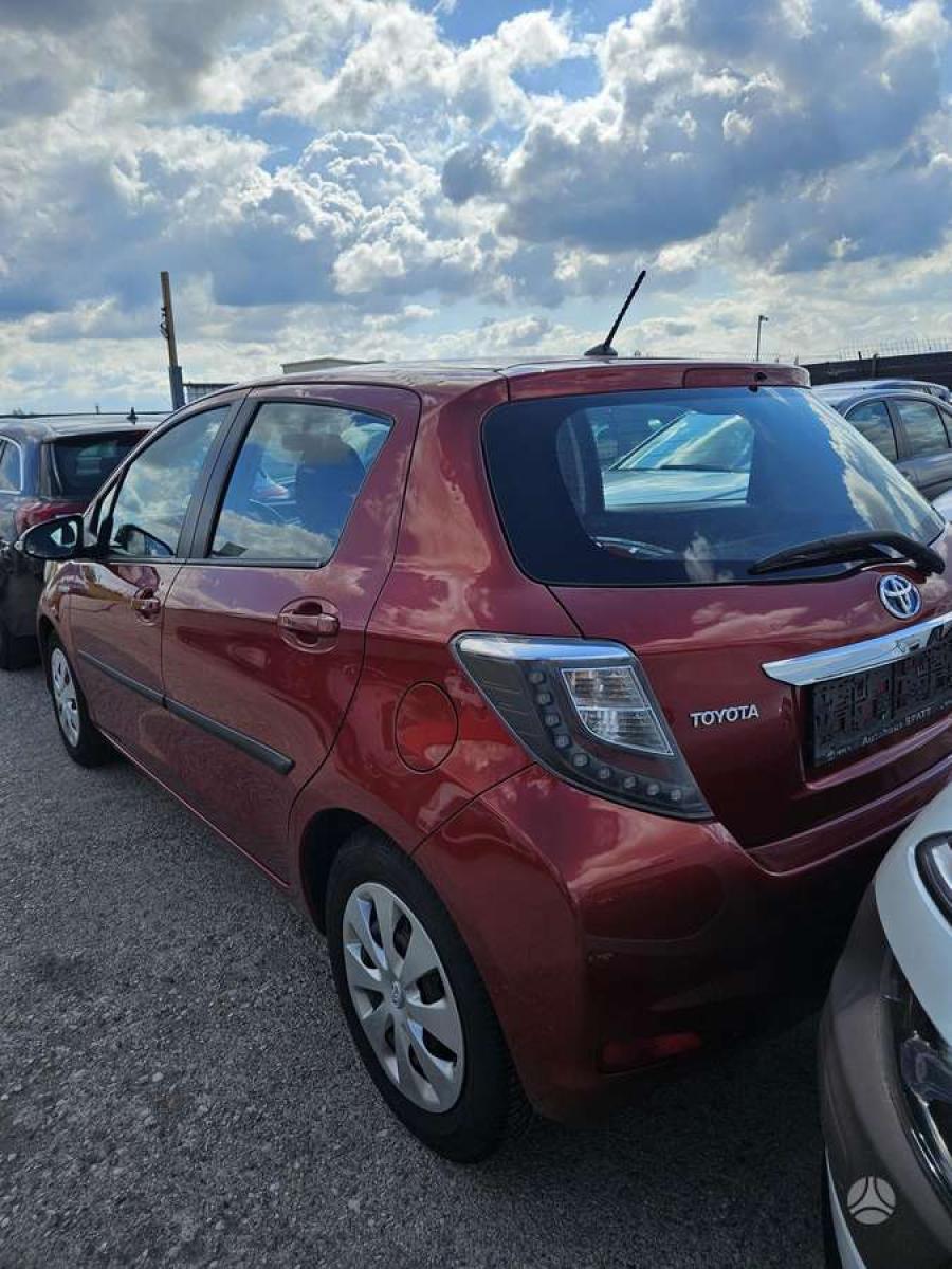 Sarkans Toyota Yaris 2012 Anykščiai, ar dzinēja tilpumu 1.50 L un nobraukumu 135 tūkst. km par 5300 €, foto 5 vietnē AUTOMOTO.COM.LV