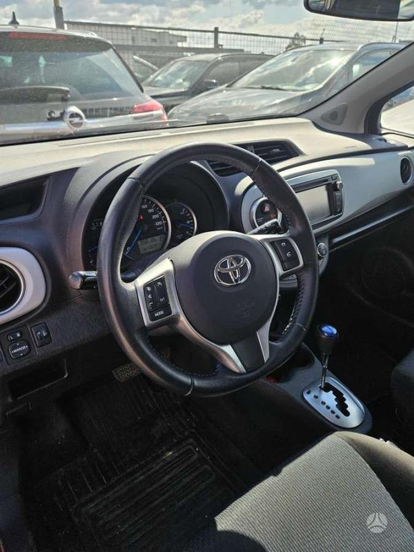Sarkans Toyota Yaris 2012 Anykščiai, ar dzinēja tilpumu 1.50 L un nobraukumu 135 tūkst. km par 5300 €, foto 6 vietnē AUTOMOTO.COM.LV