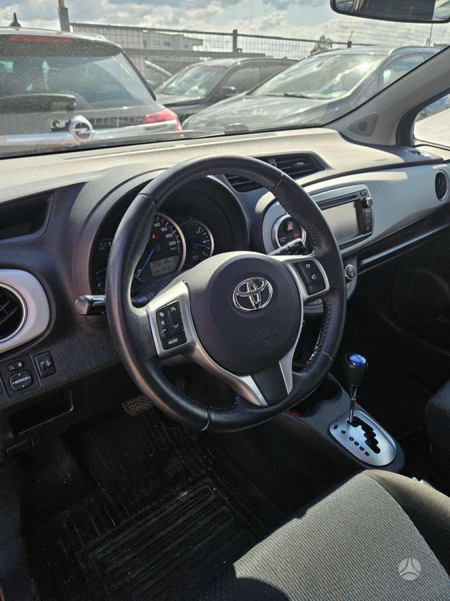 Sarkans Toyota Yaris 2012 Anykščiai, ar dzinēja tilpumu 1.50 L un nobraukumu 135 tūkst. km par 5300 €, foto 7 vietnē AUTOMOTO.COM.LV