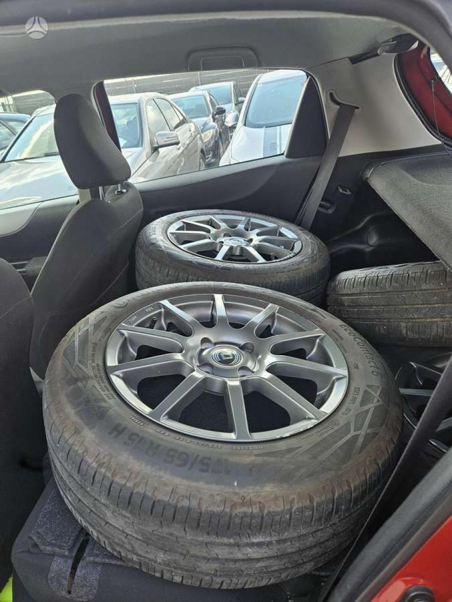 Sarkans Toyota Yaris 2012 Anykščiai, ar dzinēja tilpumu 1.50 L un nobraukumu 135 tūkst. km par 5300 €, foto 12 vietnē AUTOMOTO.COM.LV