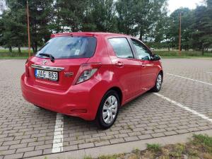 Sarkans Toyota Yaris 2012 Viļņa, ar dzinēja tilpumu 1.36 L un nobraukumu 148 tūkst. km par 4300 €, foto 4 vietnē AUTOMOTO.COM.LV