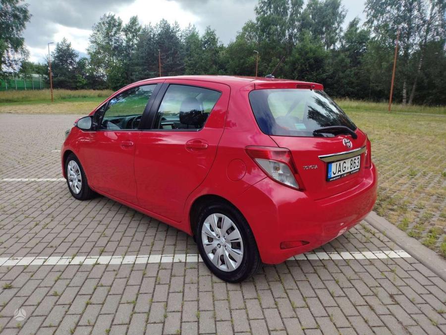 Sarkans Toyota Yaris 2012 Viļņa, ar dzinēja tilpumu 1.36 L un nobraukumu 148 tūkst. km par 4300 €, foto 5 vietnē AUTOMOTO.COM.LV