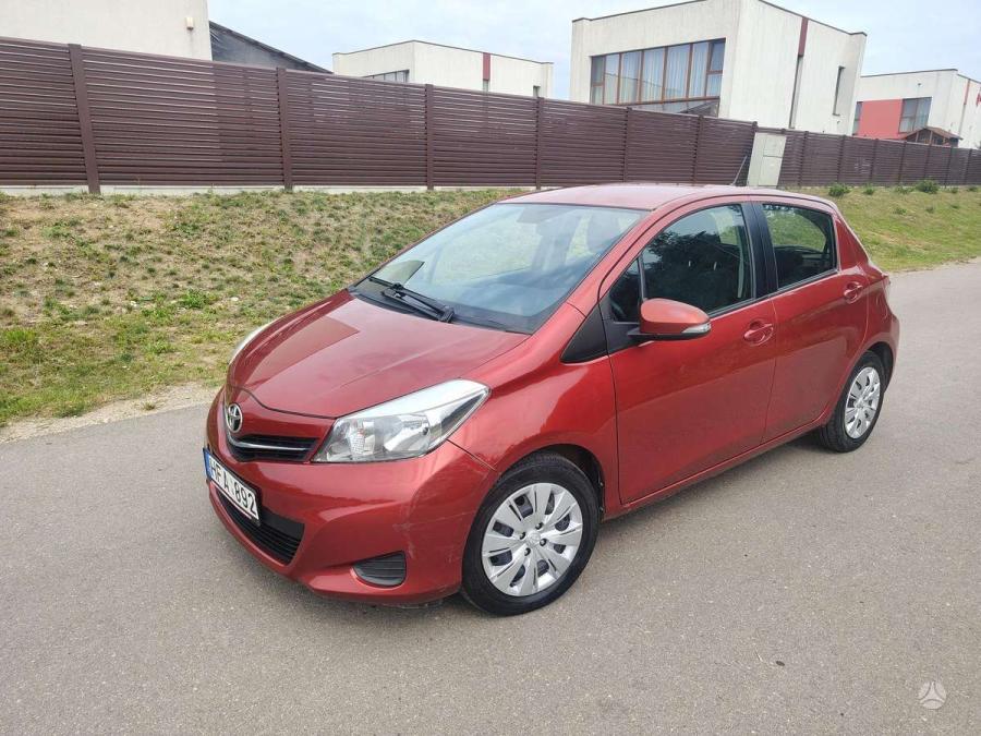 Red Toyota Yaris 2012 in Vilnius, with an engine capacity of 1.33 L and mileage of 224 thousand km for 4500 €, photo 1 on AUTOMOTO.COM.LV