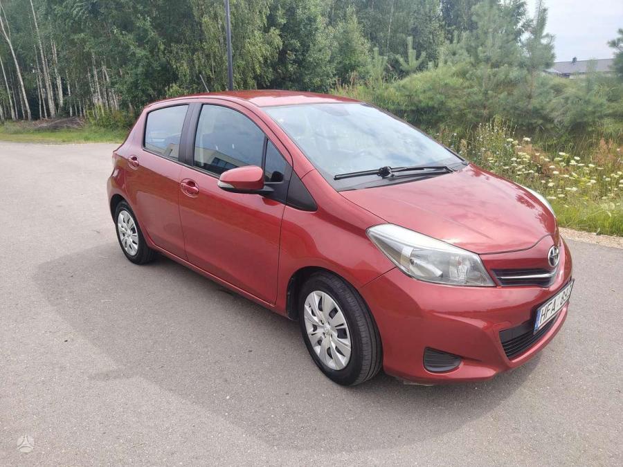 Red Toyota Yaris 2012 in Vilnius, with an engine capacity of 1.33 L and mileage of 224 thousand km for 4500 €, photo 3 on AUTOMOTO.COM.LV