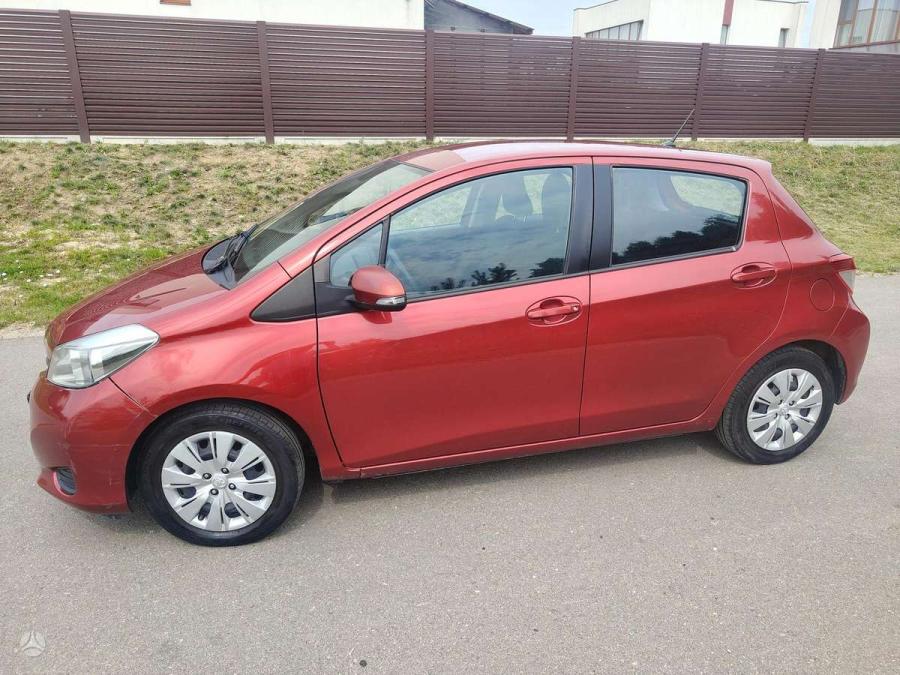 Red Toyota Yaris 2012 in Vilnius, with an engine capacity of 1.33 L and mileage of 224 thousand km for 4500 €, photo 4 on AUTOMOTO.COM.LV