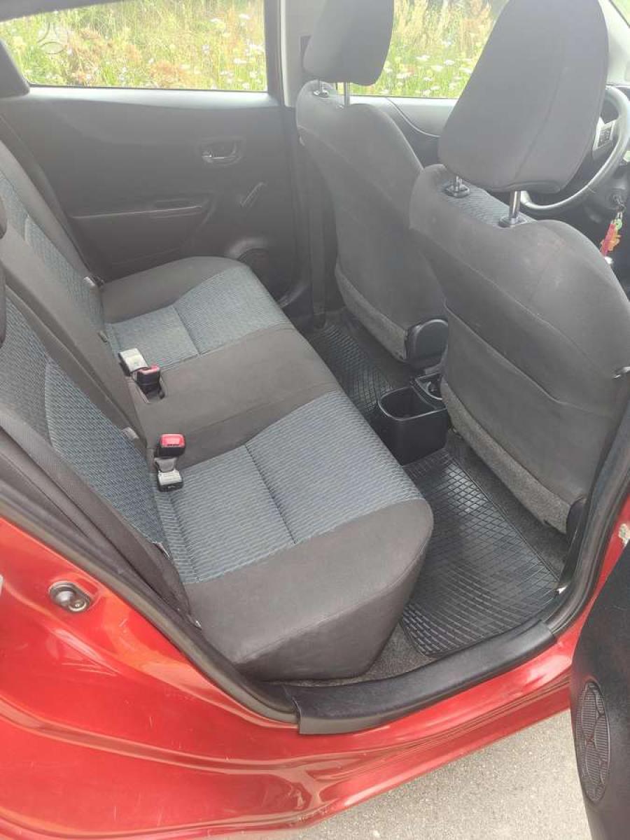 Red Toyota Yaris 2012 in Vilnius, with an engine capacity of 1.33 L and mileage of 224 thousand km for 4500 €, photo 9 on AUTOMOTO.COM.LV