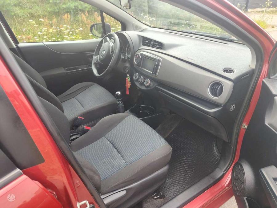 Red Toyota Yaris 2012 in Vilnius, with an engine capacity of 1.33 L and mileage of 224 thousand km for 4500 €, photo 10 on AUTOMOTO.COM.LV