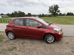 Sarkans Toyota Yaris 2012 Cēsis, ar dzinēja tilpumu 1.30 L un nobraukumu 100 tūkst. km par 5900 €, foto  vietnē AUTOMOTO.COM.LV