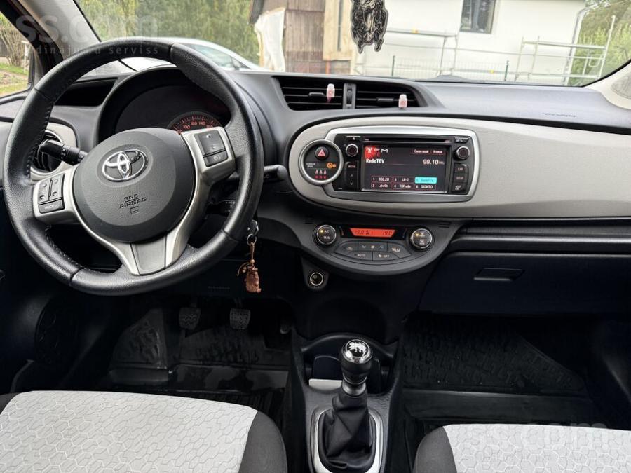 Sarkans Toyota Yaris 2012 Cēsis, ar dzinēja tilpumu 1.30 L un nobraukumu 100 tūkst. km par 5900 €, foto 4 vietnē AUTOMOTO.COM.LV