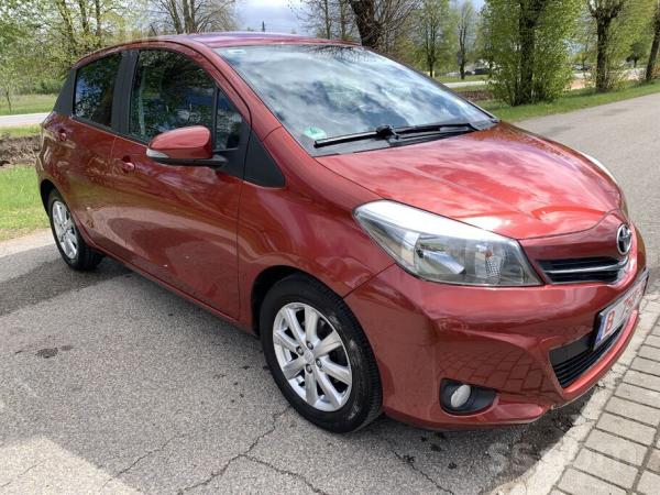 Sarkans Toyota Yaris 2013 Ogre, ar dzinēja tilpumu 1.30 L un nobraukumu 151 tūkst. km par 6590 €, foto 1 vietnē AUTOMOTO.COM.LV