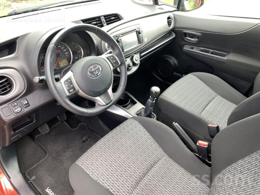 Sarkans Toyota Yaris 2013 Ogre, ar dzinēja tilpumu 1.30 L un nobraukumu 151 tūkst. km par 6590 €, foto 12 vietnē AUTOMOTO.COM.LV