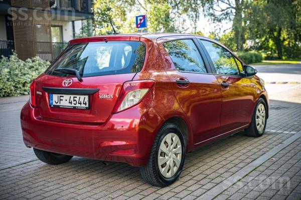 Red Toyota Yaris 2013 in Riga, with an engine capacity of 1.30 L and mileage of 0 thousand km for 2590 €, photo 4 on AUTOMOTO.COM.LV