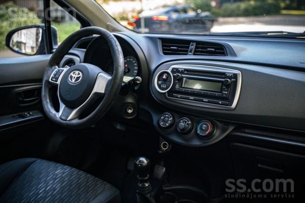 Red Toyota Yaris 2013 in Riga, with an engine capacity of 1.30 L and mileage of 0 thousand km for 2590 €, photo 7 on AUTOMOTO.COM.LV
