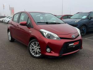Sarkans Toyota Yaris 2013 Viļņa, ar dzinēja tilpumu 1.50 L un nobraukumu 110 tūkst. km par 5990 €, foto  vietnē AUTOMOTO.COM.LV