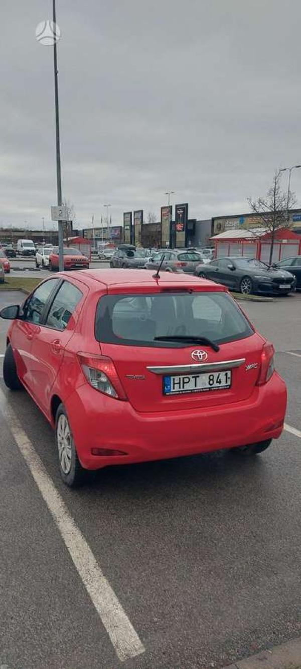 Sarkans Toyota Yaris 2013 Viļņa, ar dzinēja tilpumu 1.00 L un nobraukumu 216 tūkst. km par 3952 €, foto 3 vietnē AUTOMOTO.COM.LV