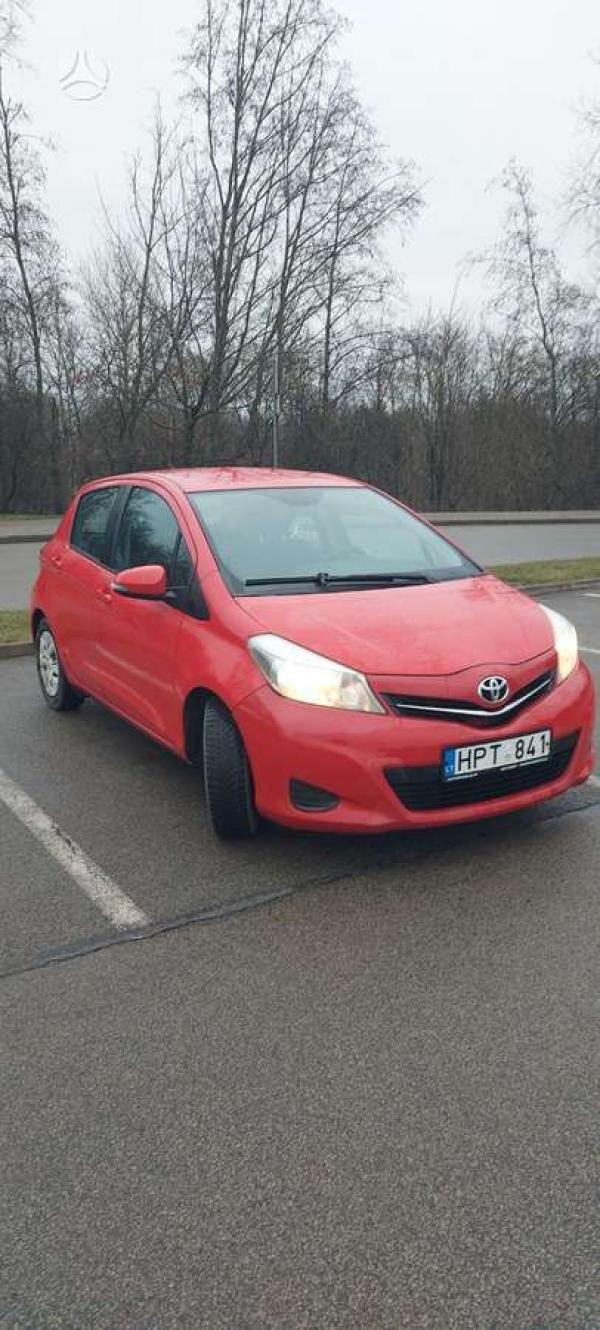 Sarkans Toyota Yaris 2013 Viļņa, ar dzinēja tilpumu 1.00 L un nobraukumu 216 tūkst. km par 3952 €, foto 4 vietnē AUTOMOTO.COM.LV