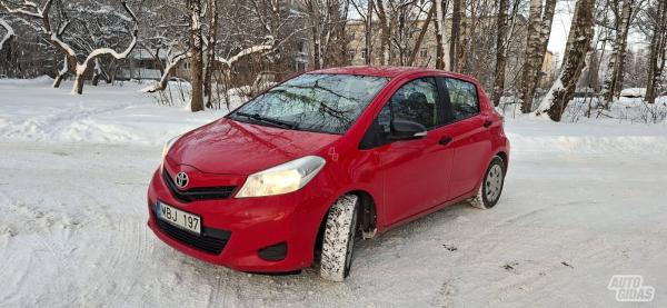 Red Toyota Yaris 2013 in Vilnius, with an engine capacity of 1.00 L and mileage of 77 thousand km for 4000 €, photo 1 on AUTOMOTO.COM.LV