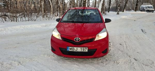 Red Toyota Yaris 2013 in Vilnius, with an engine capacity of 1.00 L and mileage of 77 thousand km for 4000 €, photo 2 on AUTOMOTO.COM.LV