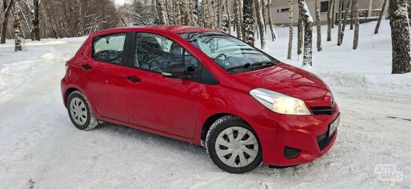 Red Toyota Yaris 2013 in Vilnius, with an engine capacity of 1.00 L and mileage of 77 thousand km for 4000 €, photo 3 on AUTOMOTO.COM.LV