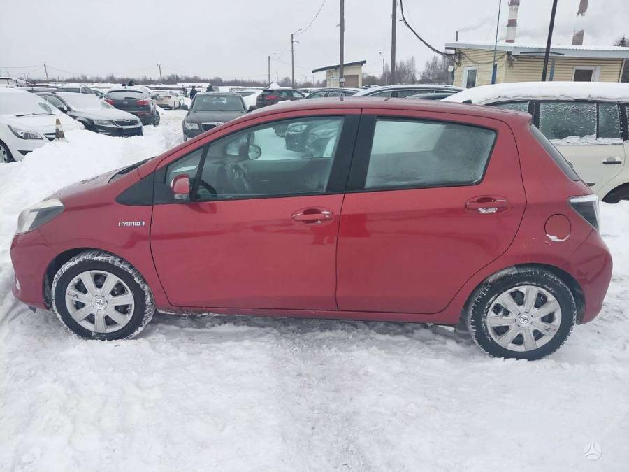 Sarkans Toyota Yaris 2013 Panevēža, ar dzinēja tilpumu 1.50 L un nobraukumu 173 tūkst. km par 6850 €, foto 2 vietnē AUTOMOTO.COM.LV