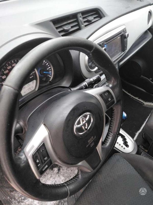 Sarkans Toyota Yaris 2013 Panevēža, ar dzinēja tilpumu 1.50 L un nobraukumu 173 tūkst. km par 6850 €, foto 5 vietnē AUTOMOTO.COM.LV
