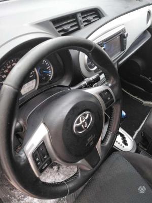 Sarkans Toyota Yaris 2013 Panevēža, ar dzinēja tilpumu 1.50 L un nobraukumu 173 tūkst. km par 6850 €, foto 5 vietnē AUTOMOTO.COM.LV