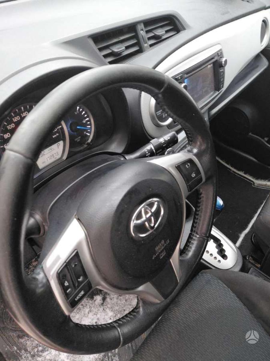 Sarkans Toyota Yaris 2013 Panevēža, ar dzinēja tilpumu 1.50 L un nobraukumu 173 tūkst. km par 6850 €, foto 5 vietnē AUTOMOTO.COM.LV