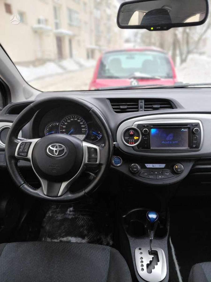 Sarkans Toyota Yaris 2013 Panevēža, ar dzinēja tilpumu 1.50 L un nobraukumu 173 tūkst. km par 6850 €, foto 13 vietnē AUTOMOTO.COM.LV