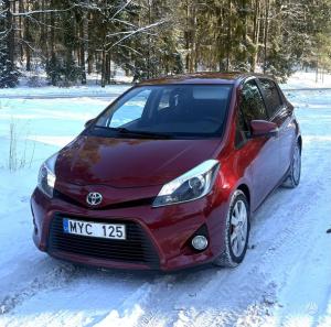 Sarkans Toyota Yaris 2013 Kauņa, ar dzinēja tilpumu 1.50 L un nobraukumu 175 tūkst. km par 6300 €, foto  vietnē AUTOMOTO.COM.LV