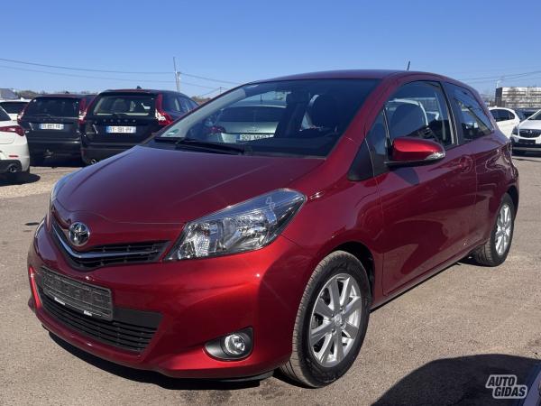 Sarkans Toyota Yaris 2013 Kauņa, ar dzinēja tilpumu 1.00 L un nobraukumu 45 tūkst. km par 4750 €, foto 1 vietnē AUTOMOTO.COM.LV
