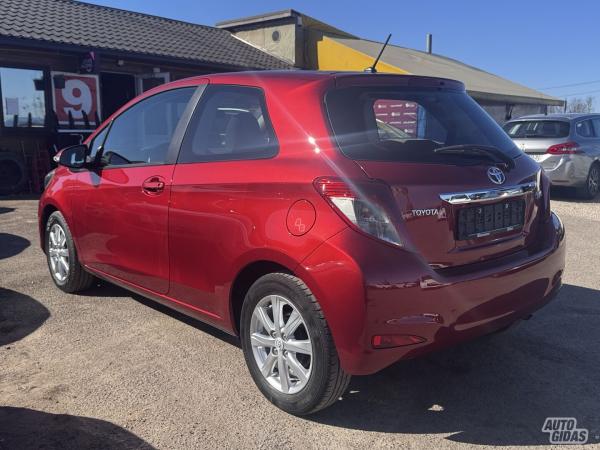 Sarkans Toyota Yaris 2013 Kauņa, ar dzinēja tilpumu 1.00 L un nobraukumu 45 tūkst. km par 4750 €, foto 5 vietnē AUTOMOTO.COM.LV