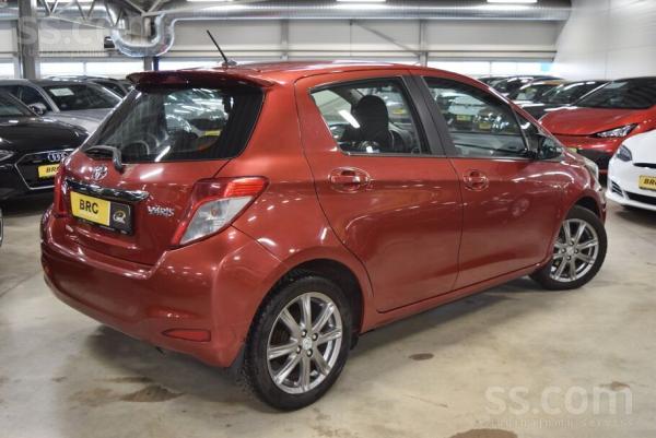 Red Toyota Yaris 2013 in Riga, with an engine capacity of 1.30 L and mileage of 110 thousand km for 5900 €, photo 2 on AUTOMOTO.COM.LV