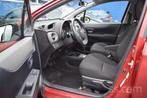 Sarkans Toyota Yaris 2013 Rīga, ar dzinēja tilpumu 1.30 L un nobraukumu 110 tūkst. km par 5900 €, foto 4 vietnē AUTOMOTO.COM.LV