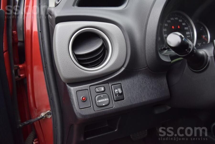 Sarkans Toyota Yaris 2013 Rīga, ar dzinēja tilpumu 1.30 L un nobraukumu 110 tūkst. km par 5900 €, foto 10 vietnē AUTOMOTO.COM.LV