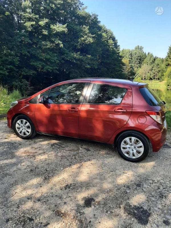 Sarkans Toyota Yaris 2013 Viļņa, ar dzinēja tilpumu 1.33 L un nobraukumu 135 tūkst. km par 5900 €, foto 1 vietnē AUTOMOTO.COM.LV