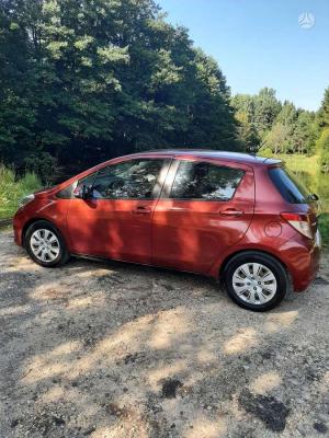 Sarkans Toyota Yaris 2013 Viļņa, ar dzinēja tilpumu 1.33 L un nobraukumu 135 tūkst. km par 5900 €, foto  vietnē AUTOMOTO.COM.LV