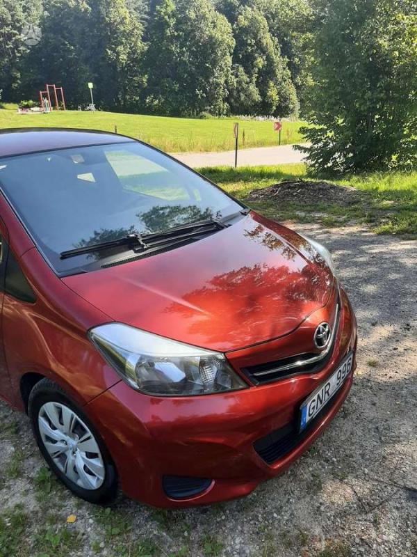 Sarkans Toyota Yaris 2013 Viļņa, ar dzinēja tilpumu 1.33 L un nobraukumu 135 tūkst. km par 5900 €, foto 4 vietnē AUTOMOTO.COM.LV