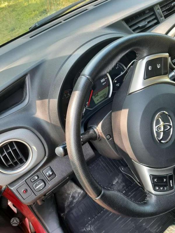 Sarkans Toyota Yaris 2013 Viļņa, ar dzinēja tilpumu 1.33 L un nobraukumu 135 tūkst. km par 5900 €, foto 6 vietnē AUTOMOTO.COM.LV