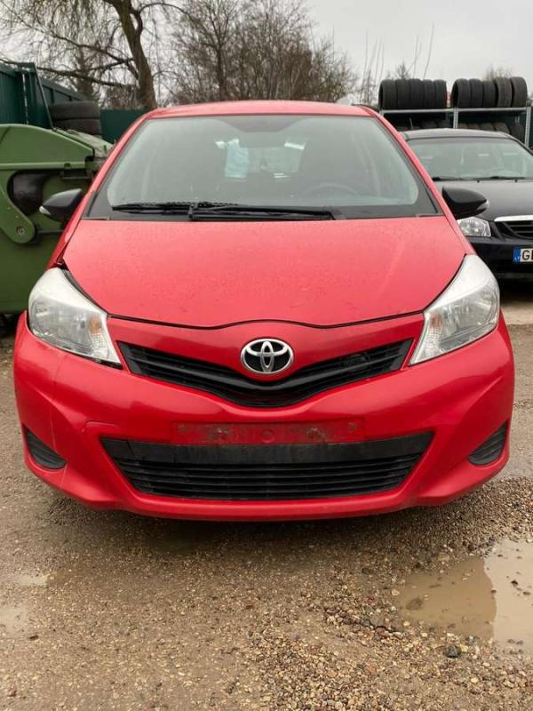 Red Toyota Yaris 2014 in Vilnius, with an engine capacity of 1.00 L and mileage of 400 thousand km for 1100 €, photo 2 on AUTOMOTO.COM.LV