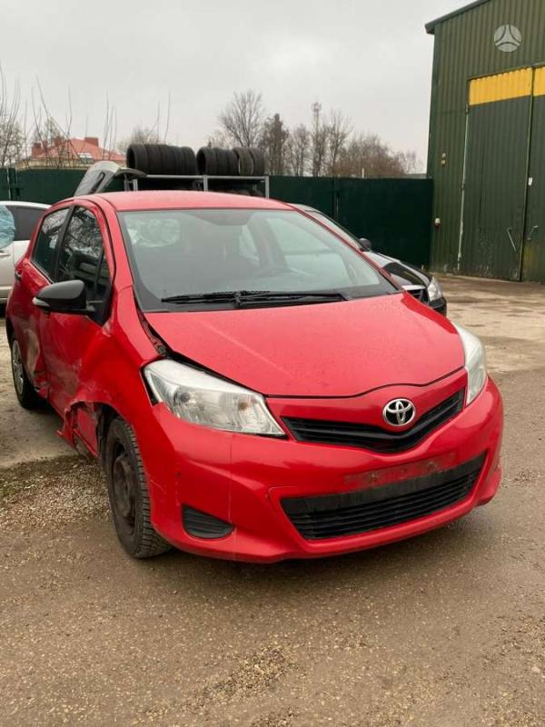 Red Toyota Yaris 2014 in Vilnius, with an engine capacity of 1.00 L and mileage of 400 thousand km for 1100 €, photo 3 on AUTOMOTO.COM.LV