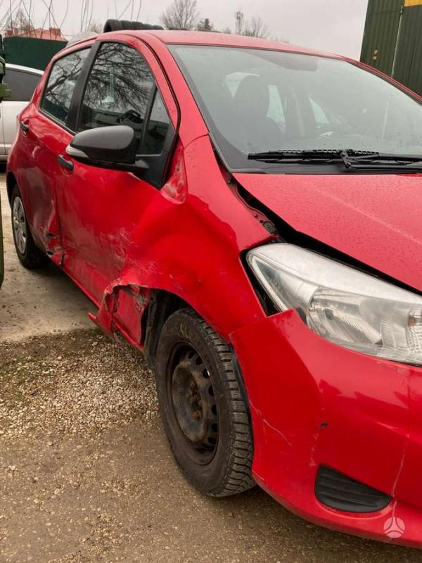 Red Toyota Yaris 2014 in Vilnius, with an engine capacity of 1.00 L and mileage of 400 thousand km for 1100 €, photo 4 on AUTOMOTO.COM.LV