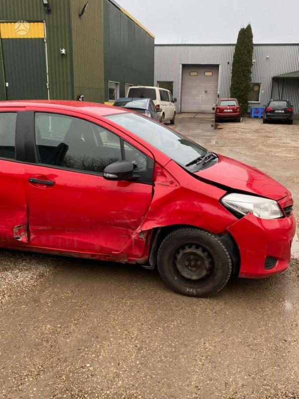 Red Toyota Yaris 2014 in Vilnius, with an engine capacity of 1.00 L and mileage of 400 thousand km for 1100 €, photo 5 on AUTOMOTO.COM.LV
