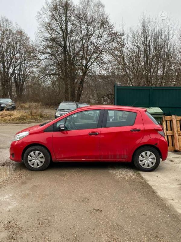 Red Toyota Yaris 2014 in Vilnius, with an engine capacity of 1.00 L and mileage of 400 thousand km for 1100 €, photo 6 on AUTOMOTO.COM.LV