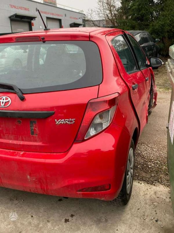 Red Toyota Yaris 2014 in Vilnius, with an engine capacity of 1.00 L and mileage of 400 thousand km for 1100 €, photo 7 on AUTOMOTO.COM.LV