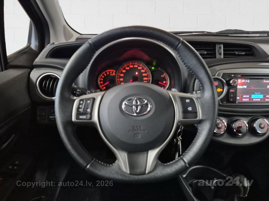 Sarkans Toyota Yaris 2014 Tallina, ar dzinēja tilpumu 1.30 L un nobraukumu 69 tūkst. km par 8490 €, foto 12 vietnē AUTOMOTO.COM.LV